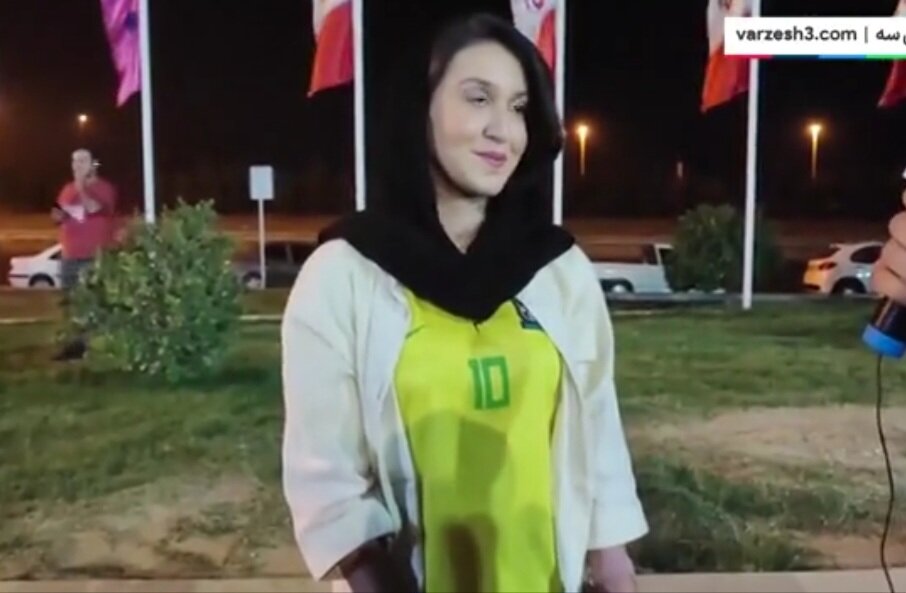 جمله عاشقانه دختر ایرانی به زبان برزیلی برای نیمار تنها هوادار دختر نیمار در Cip فرودگاه امام
