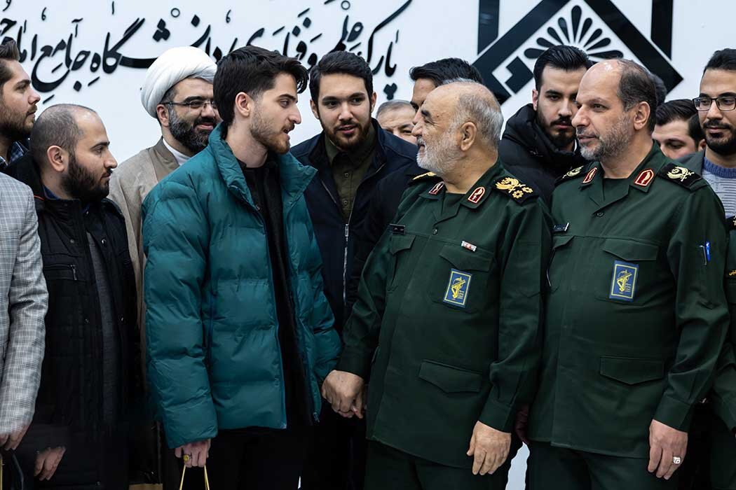 همشهری آنلاین - فرمانده کل سپاه در جمع نخبگان؛ عکس یادگاری سلامی با ...
